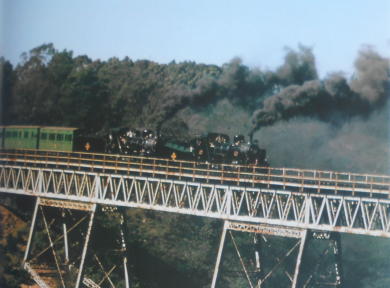 Apple Express crossing the Van Stadens Gorge (Railway World Annual 1981 ...